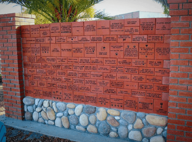 Engraved bricks wall project : Bricks R Us