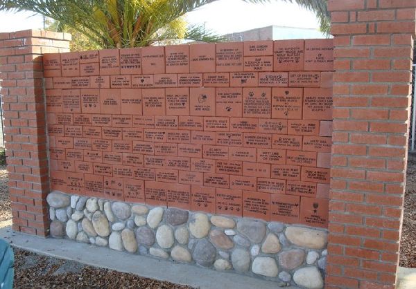 Engraved red brick sign : Bricks R Us