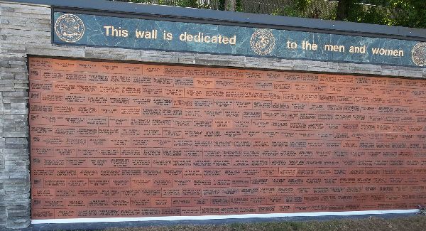 Engraved wall of veterans project : Bricks R Us